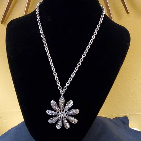 LOFT | Jewelry | New Loft Silver Floral Pendant Necklace 19 | Poshmark